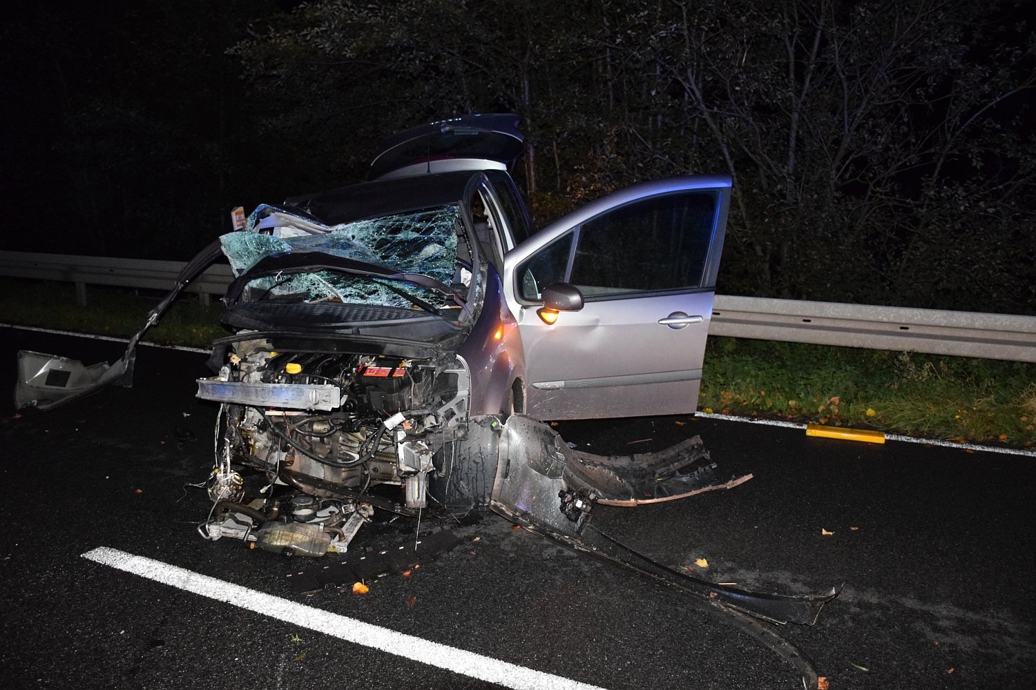 POL-HM: Pkw prallt gegen Baum - Fahrer kommt in Klinik | Presseportal