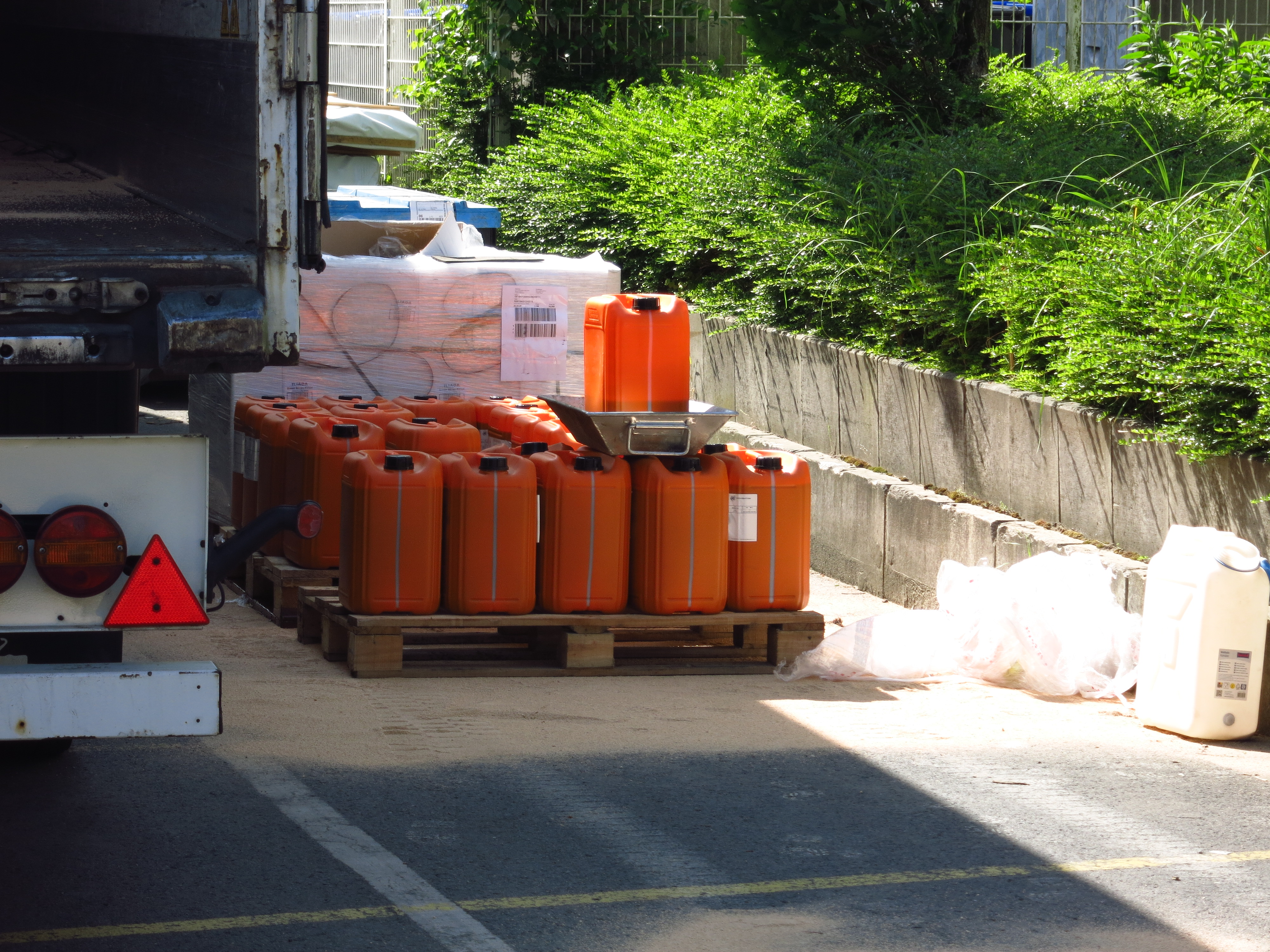 FW-WRN: TH_ABC_2 - Gefahrstoff UN 3295 läuft aus LKW aus | Presseportal