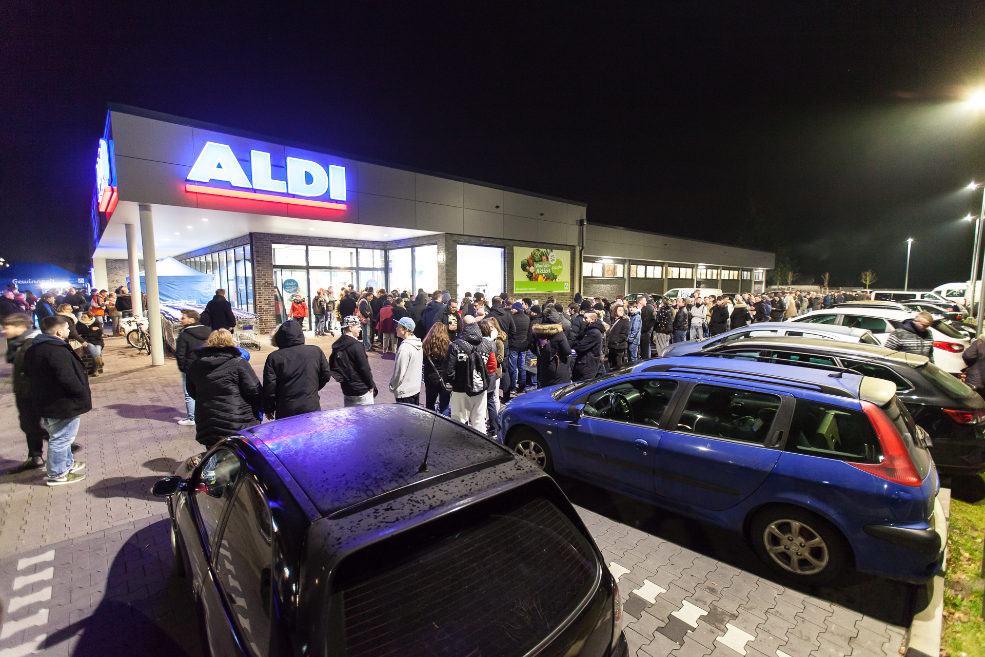 Knallerverkauf um Mitternacht: Großer Andrang bei ALDI Nord in Berlin ...