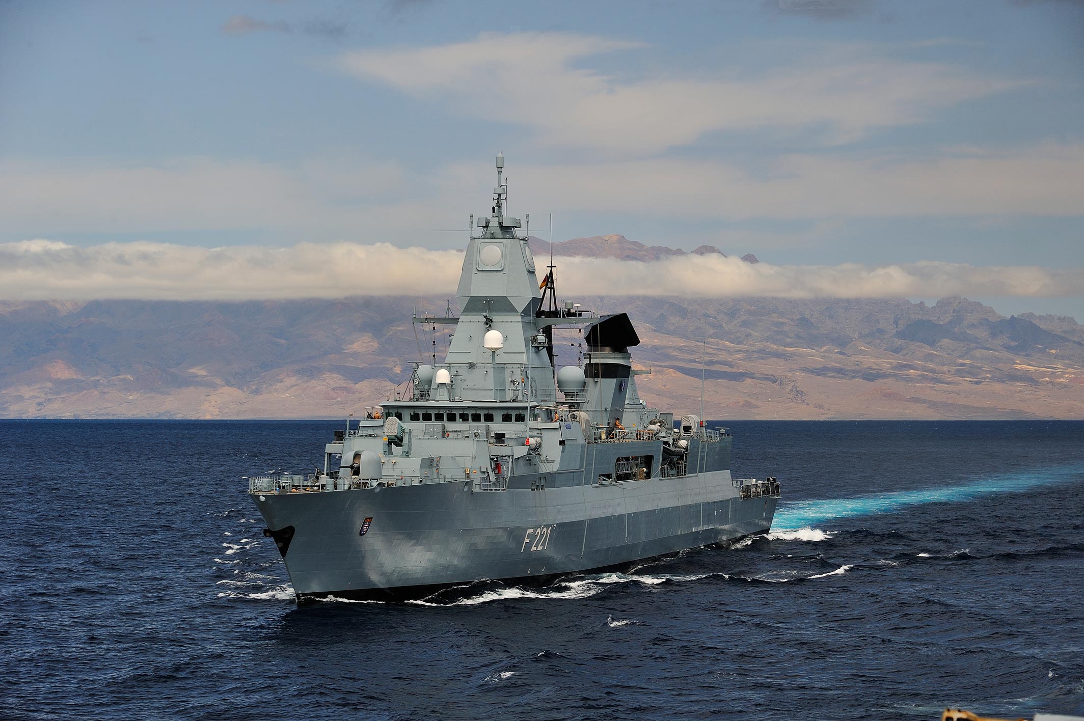 Fregatte "Hessen" trainiert mit amerikanischen Flugzeugträgerverband ...