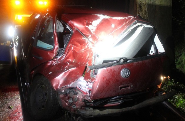 POL-MI: Auto prallt gegen Baum - Coupé-Fahrer wird um Kontaktaufnahme gebeten | Presseportal