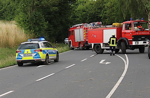POL-HM: Pkw prallt bei Bäntorf gegen Baum - B442 gesperrt - Rettungshubschrauber im ...