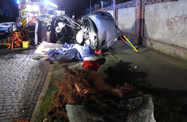 POL-MI: Auto prallt mit Fahrertür gegen Baum: Zwei Verletzte | Presseportal