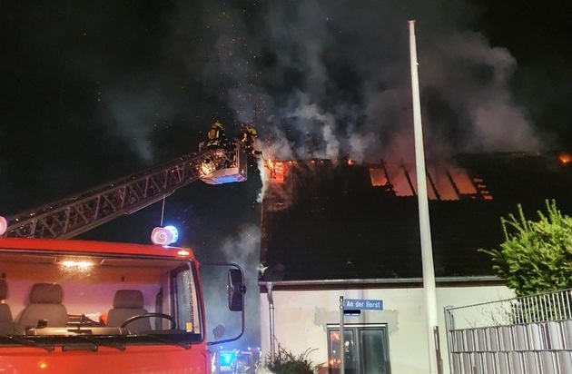 Feuerwehr Weeze: Dachstuhlbrand eines unbewohnten Einfamilienhauses | Presseportal