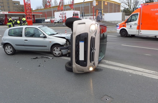 FW-OB: Verkehrsunfall mit zwei verletzten Personen | Presseportal
