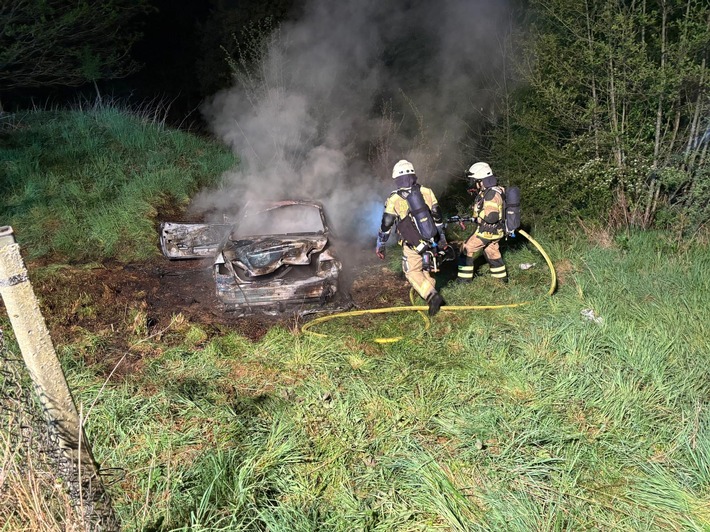FW-PL: Ortsteil Köbbinghauser Hammer - PKW löst Flächenbrand aus ...