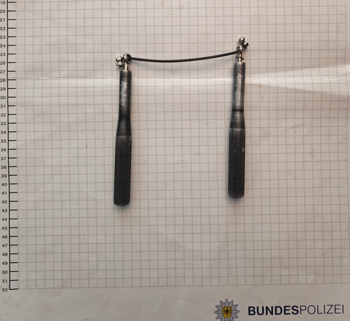 BPOL NRW: Mit Nunchaku unterwegs - Bundespolizei ermittelt nach Verstoß ...