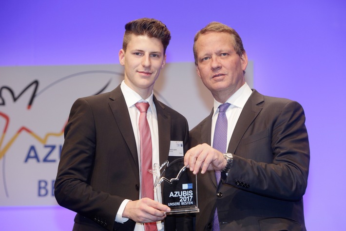 ALDI SÜD: Pascal Leyens erhält Auszeichnung als bundesbester Azubi ...