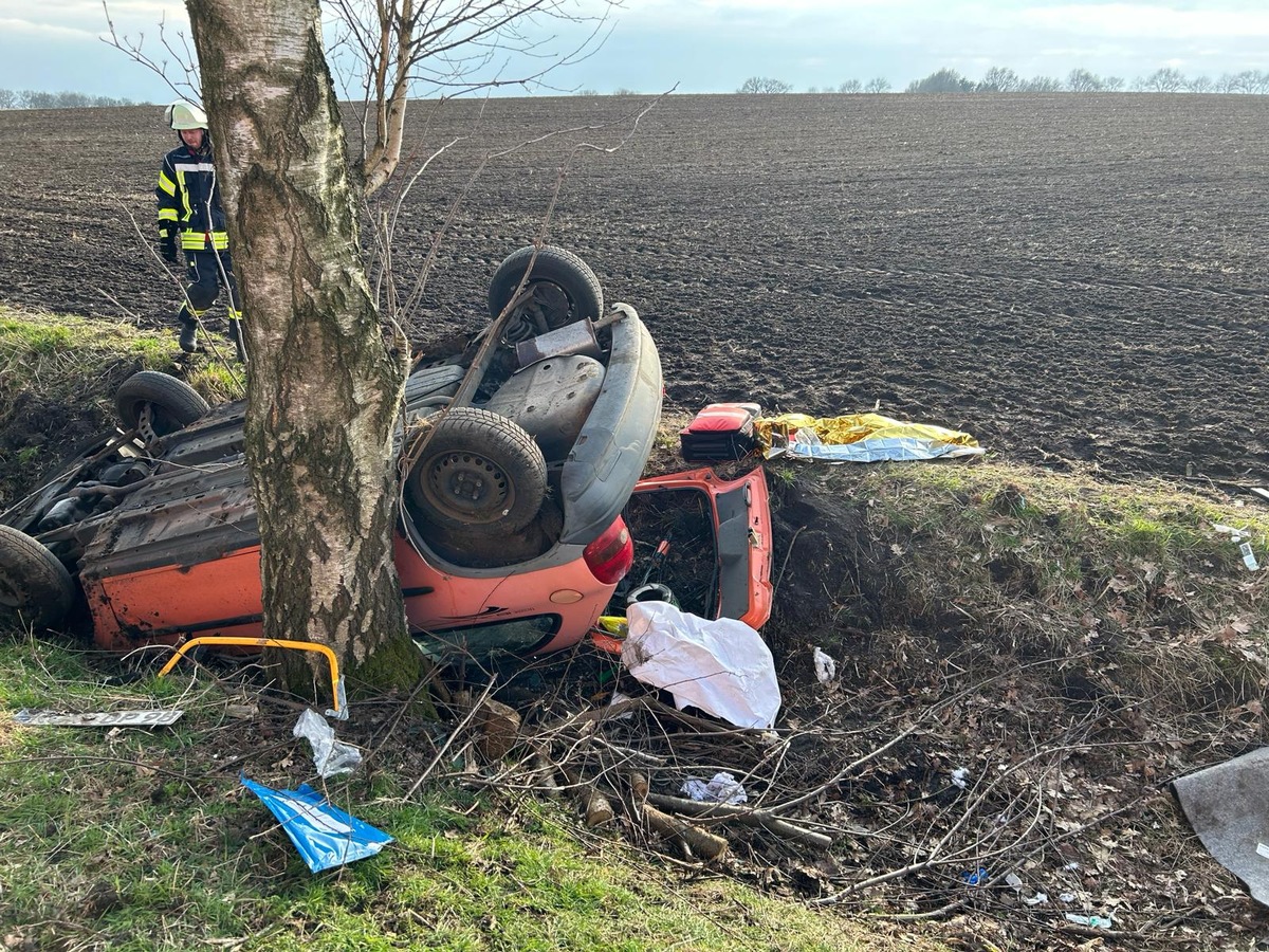 FW-ROW: Drei Menschen bei Verkehrsunfall in Hütten verletzt | Presseportal