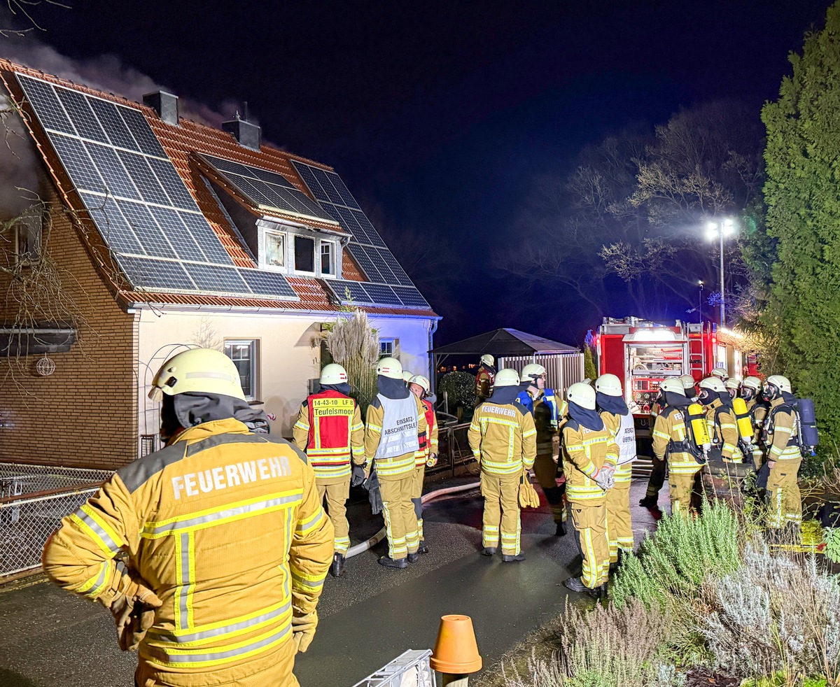 FW Osterholz-Scharm.: Gebäudebrand / Familie kann sich rechtzeitig in ...