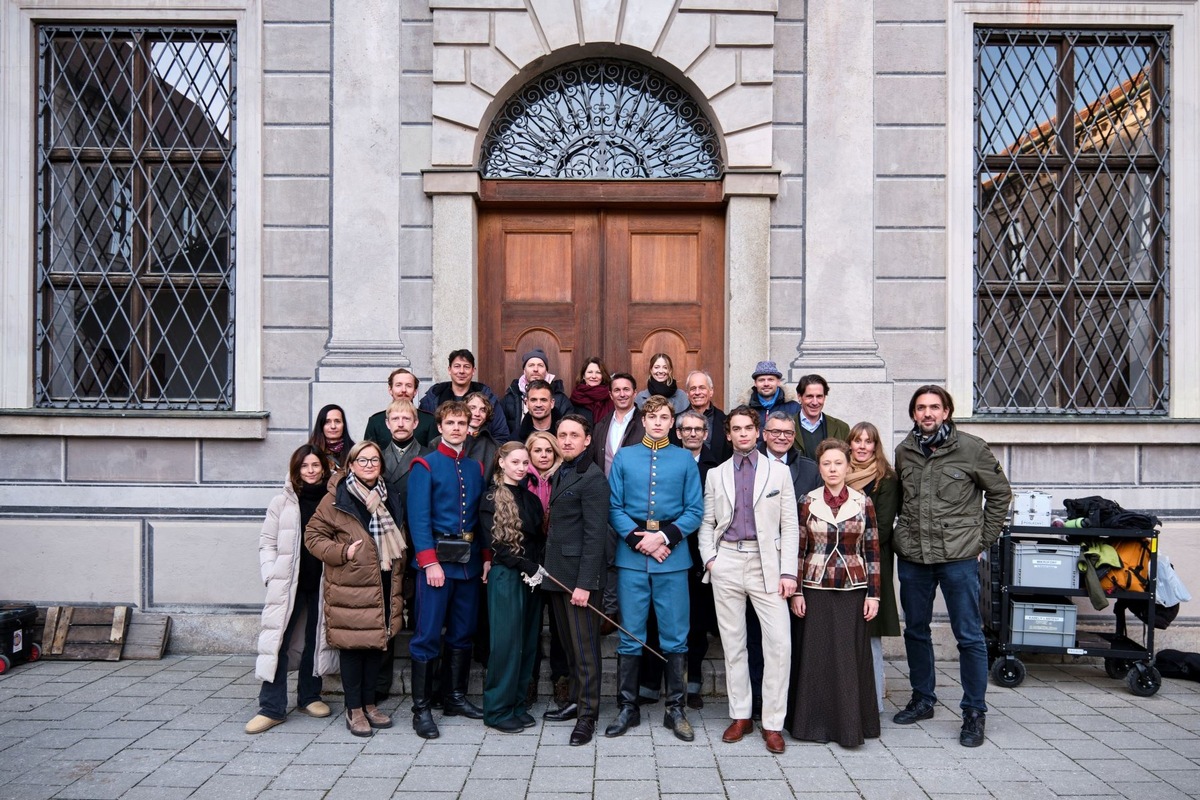 Der Märchenkönig als True Crime erzählt: Drehende der achtteiligen ...