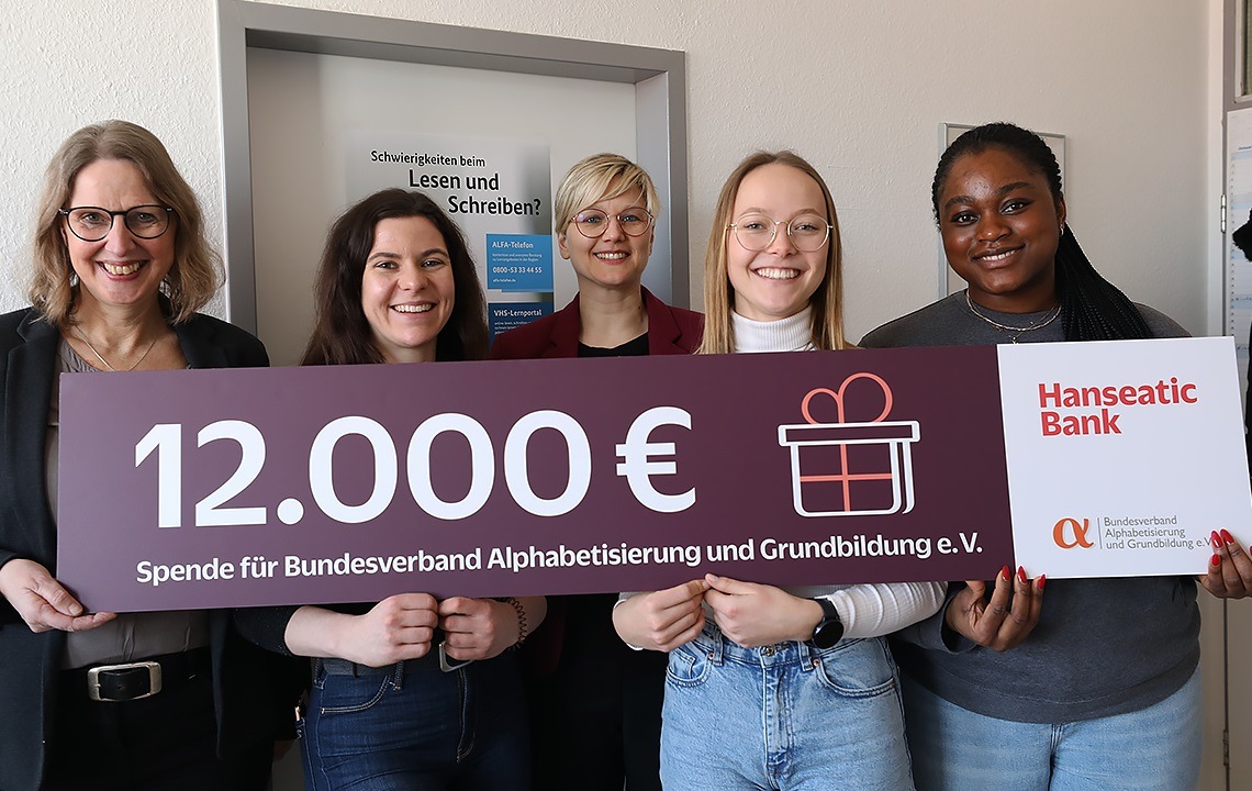Azubis der Hanseatic Bank spenden 12.000 Euro | Presseportal