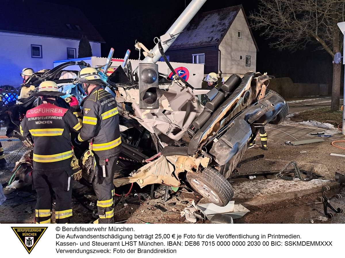 FW-M: Fahrer nach Unfall im Pkw eingeklemmt (Feldmoching) | Presseportal