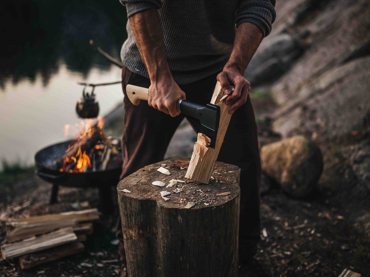 Holzhack-Tradition trifft Innovation / Axt mit Sti(e)l: Fiskars führt ...