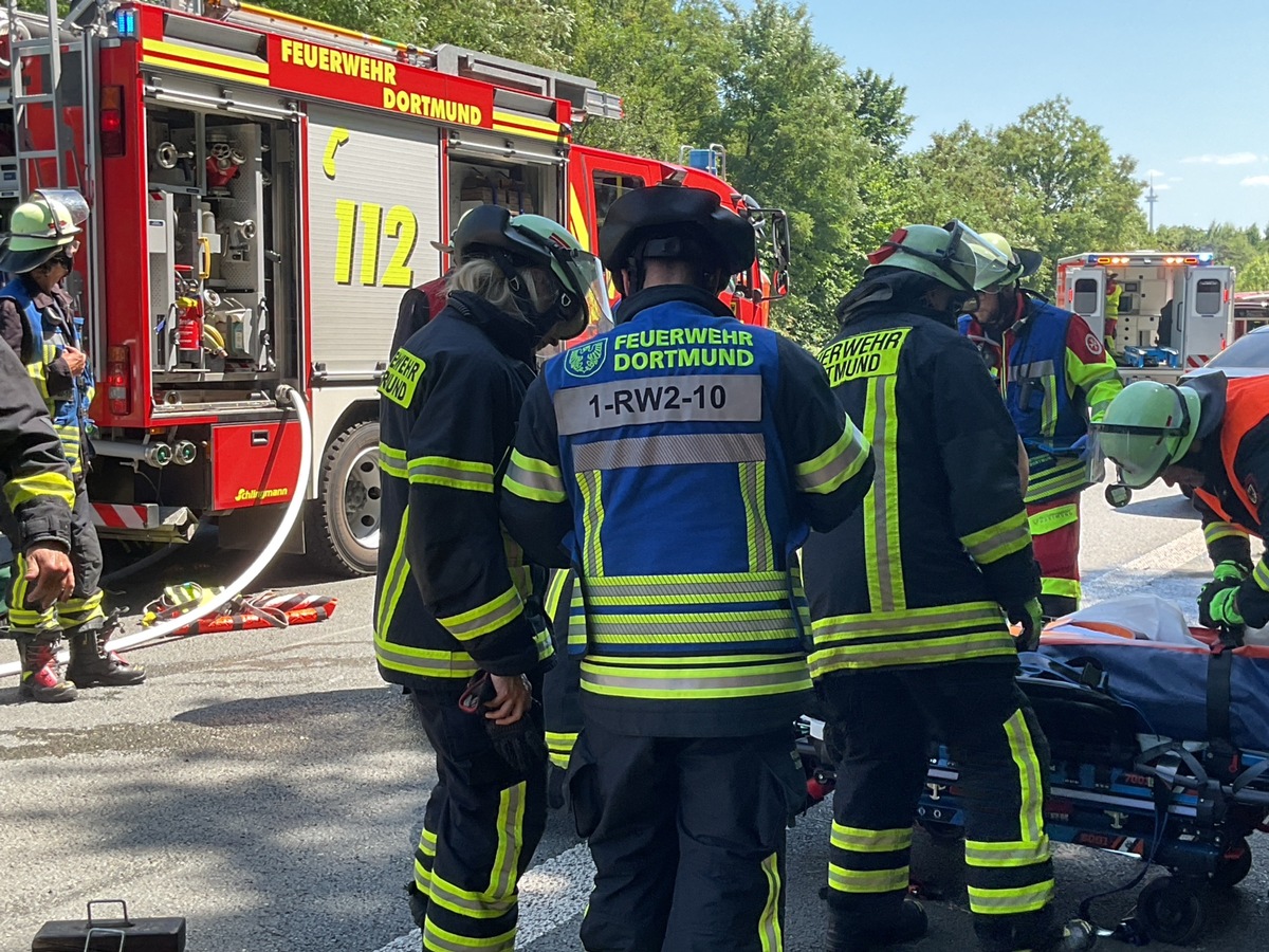 FW-DO: Verkehrsunfall mit eingeklemmter Person - B236 Richtung Schwerte voll gesperrt | Presseportal