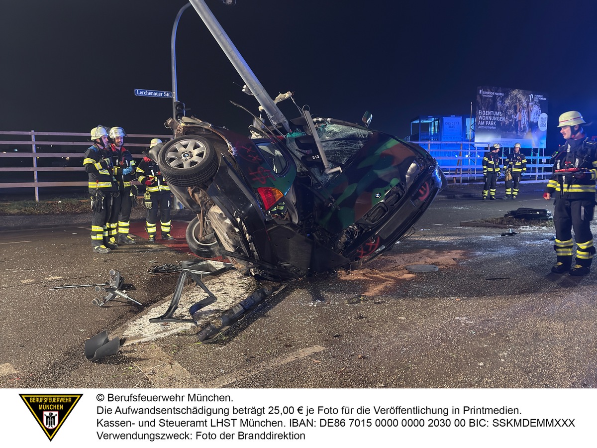 FW-M: Fahrer nach Unfall im Pkw eingeklemmt (Feldmoching) | Presseportal